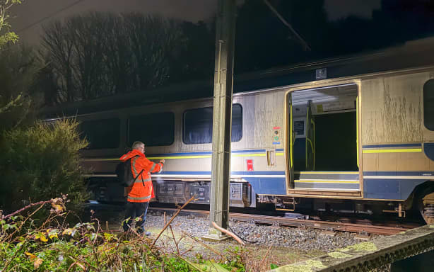 Wellington train crash: Investigators begin work at site | RNZ