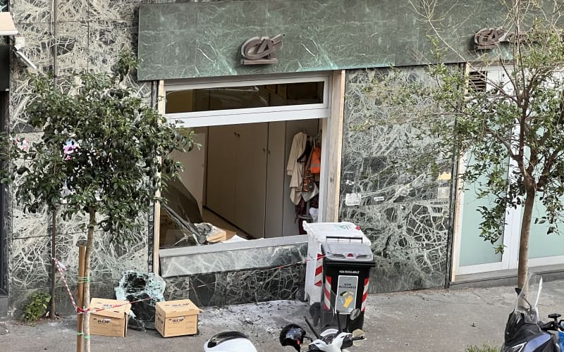 Bank robbers in Italy hold 25 people hostage | RNZ