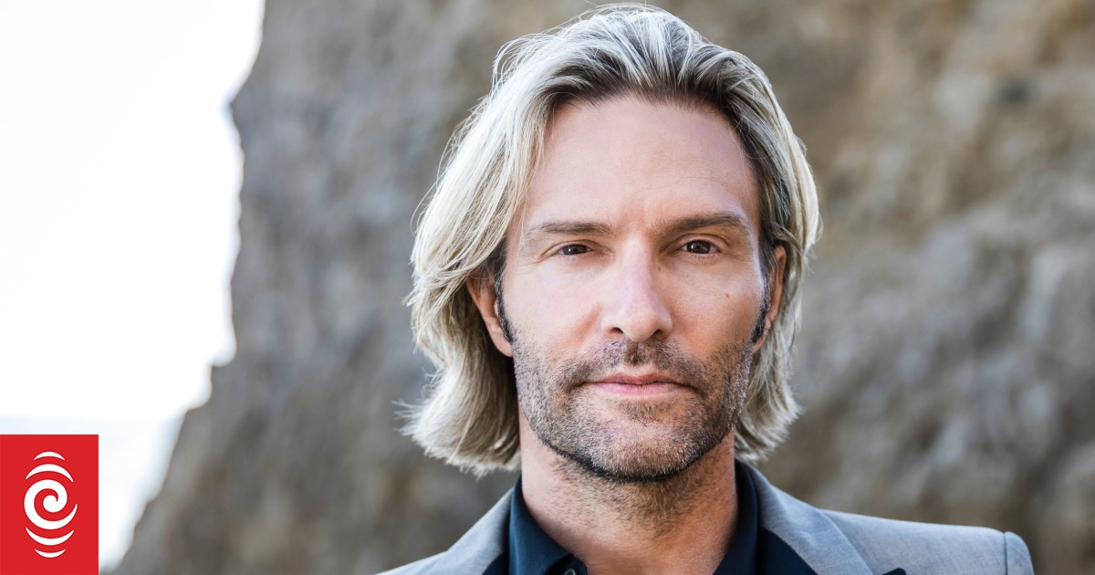 Eric Whitacre introduces 'A Boy and a Girl' | RNZ