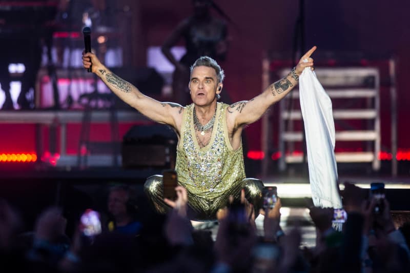 Popstar Robbie Williams announces New Zealand tour | RNZ