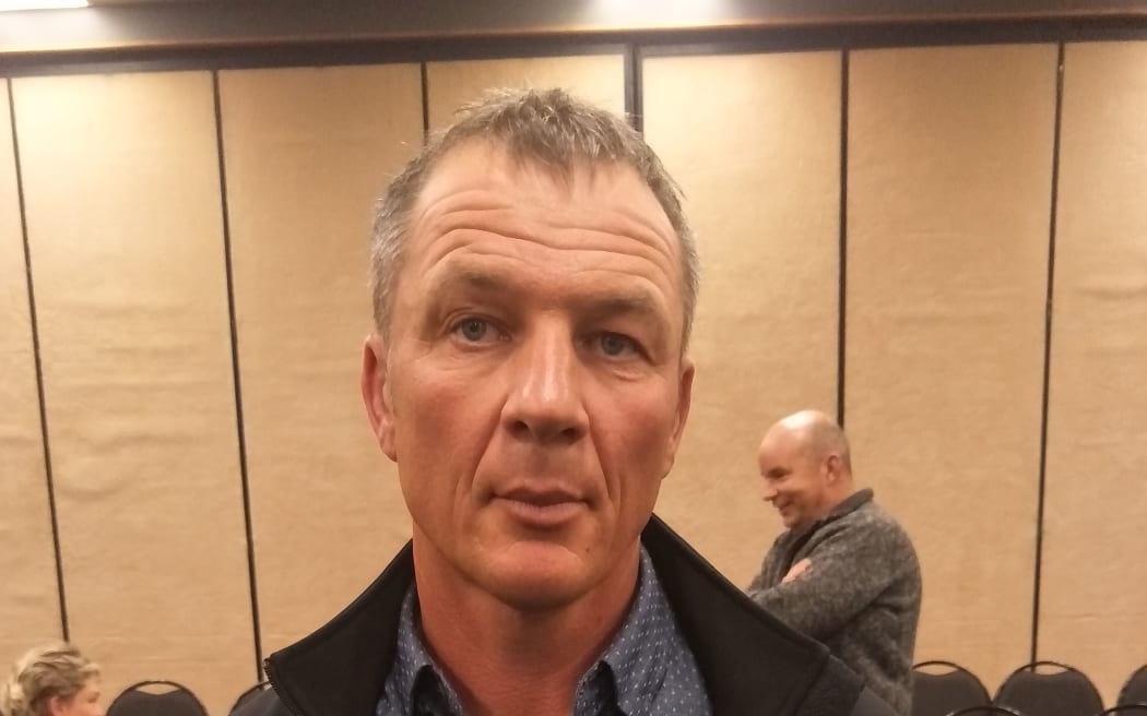 Officials grilled at Manawatu Gorge road options meeting | RNZ News