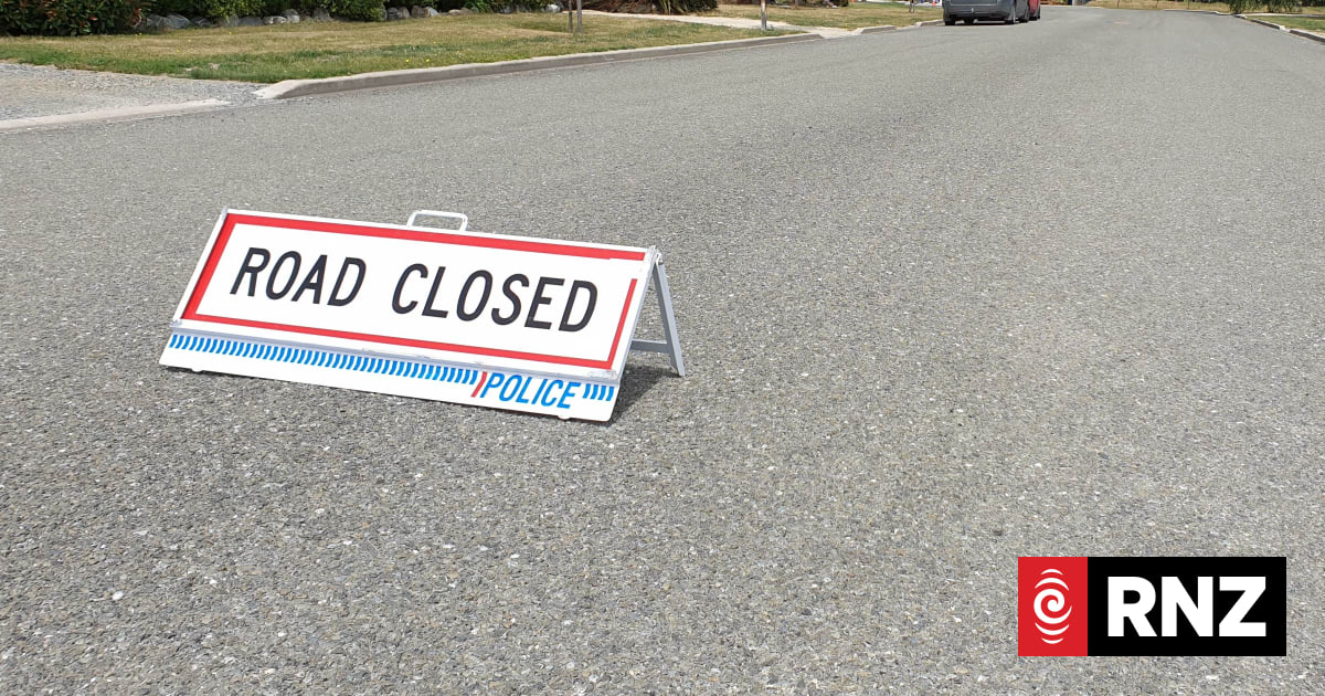 Two drivers seriously injured after crash near Auckland's Wainui | RNZ