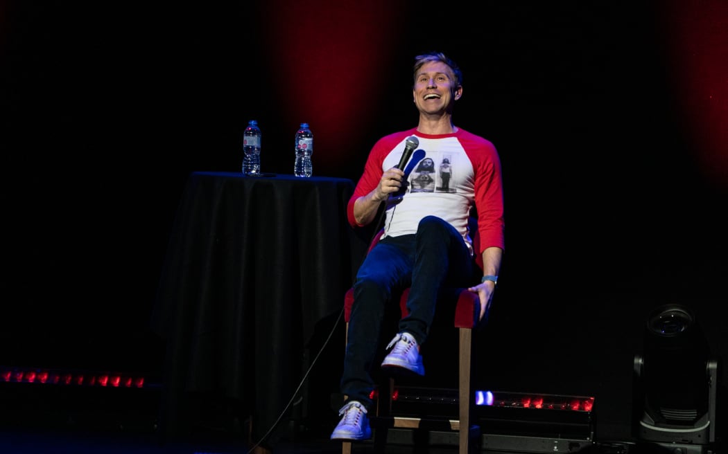 Russell Howard: 'British people look like dropped pies' | RNZ