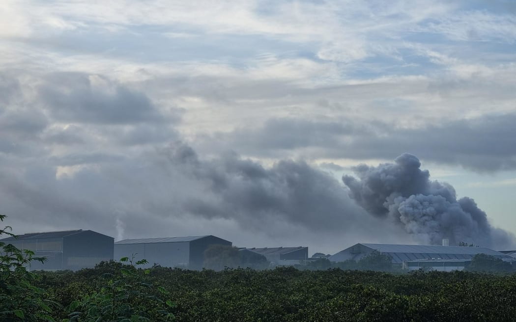 Large fire in South Auckland prompts toxic smoke warning | RNZ News