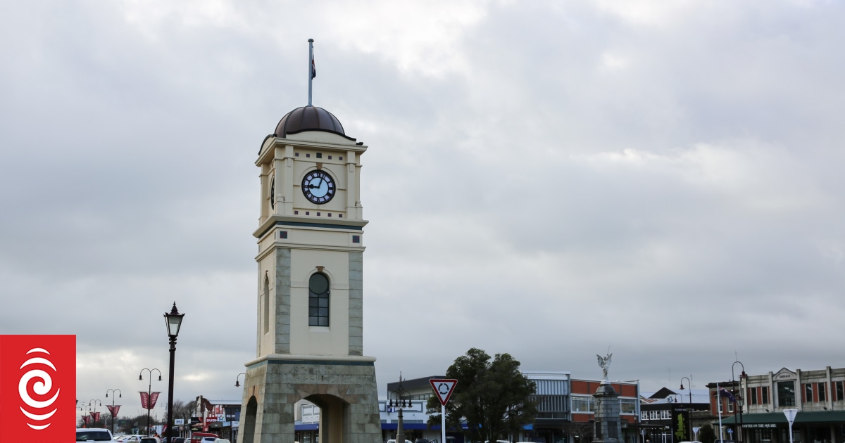 Police patrol bag guns, cars at Feilding property | RNZ News