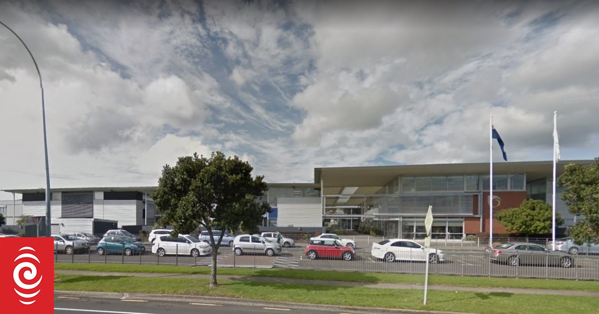Botany Downs Secondary School in Auckland evacuated due to threat | RNZ ...