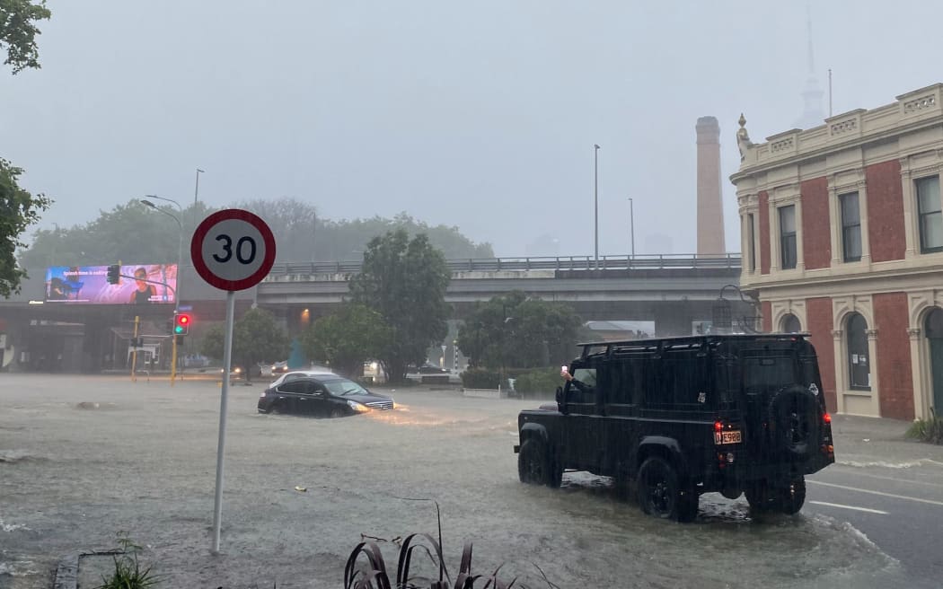 In photos: Heavy rain causes flooding, evacuations in Auckland | RNZ News