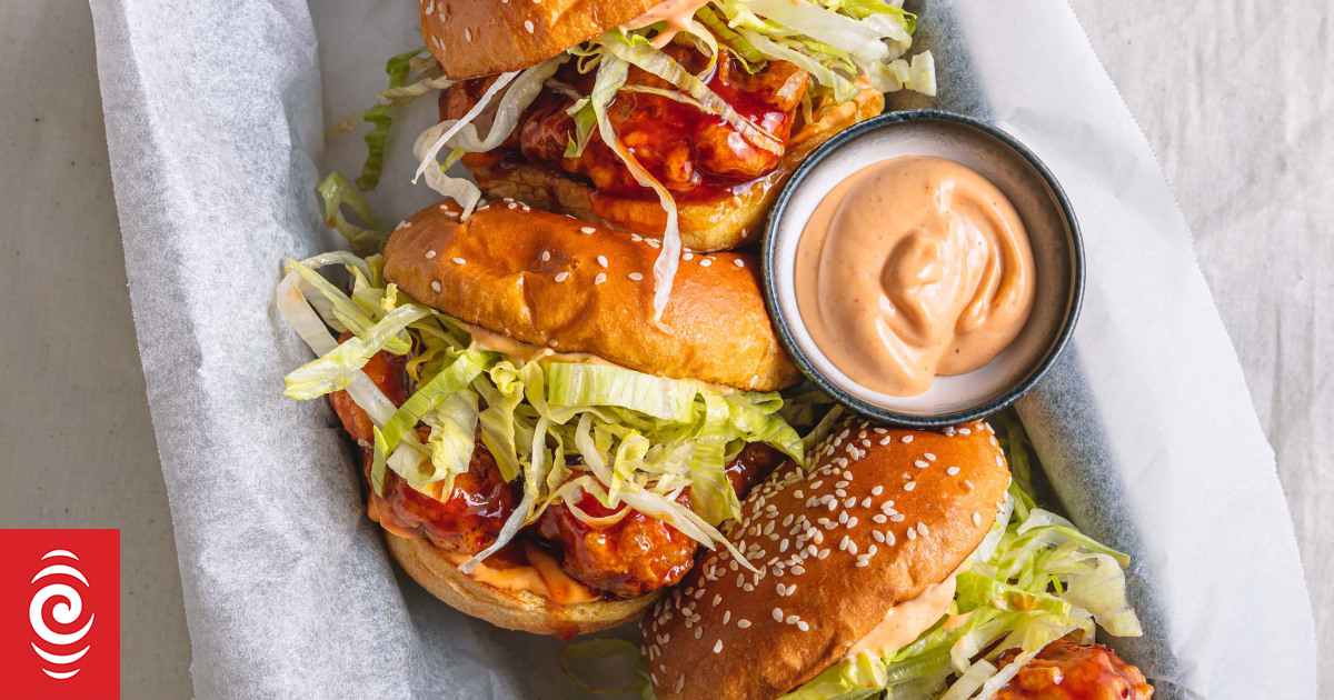Sticky fried chicken burgers | RNZ