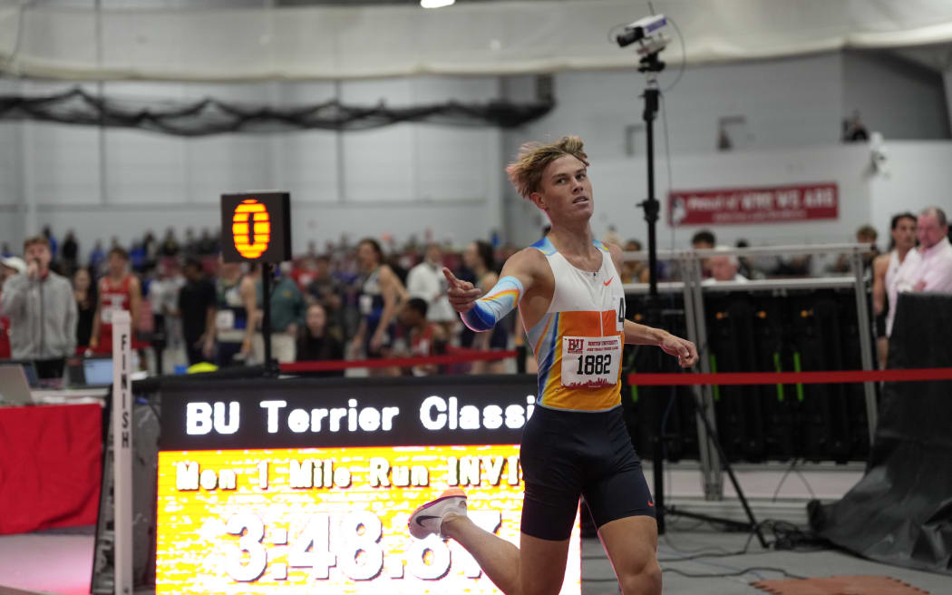 Sam Ruthe blitzes Boston field to smash age mile record | RNZ News
