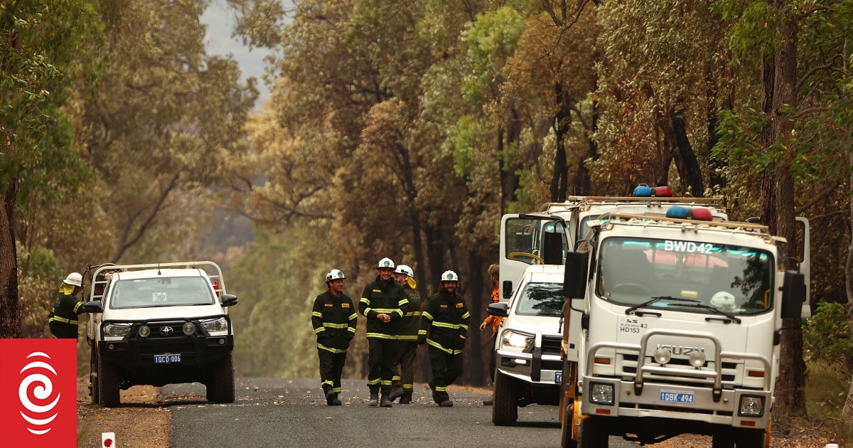 At least 10 homes lost as bushfire emergency continues in Perth's north ...