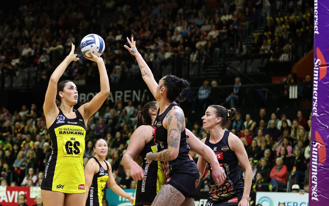 Fit-again Pulse stars Gordon and Walmsley inspire win over Magic | RNZ News