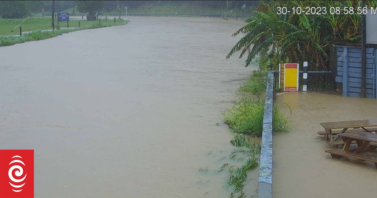 Power cuts as ex-cyclone Lola lashes upper North Island | RNZ News