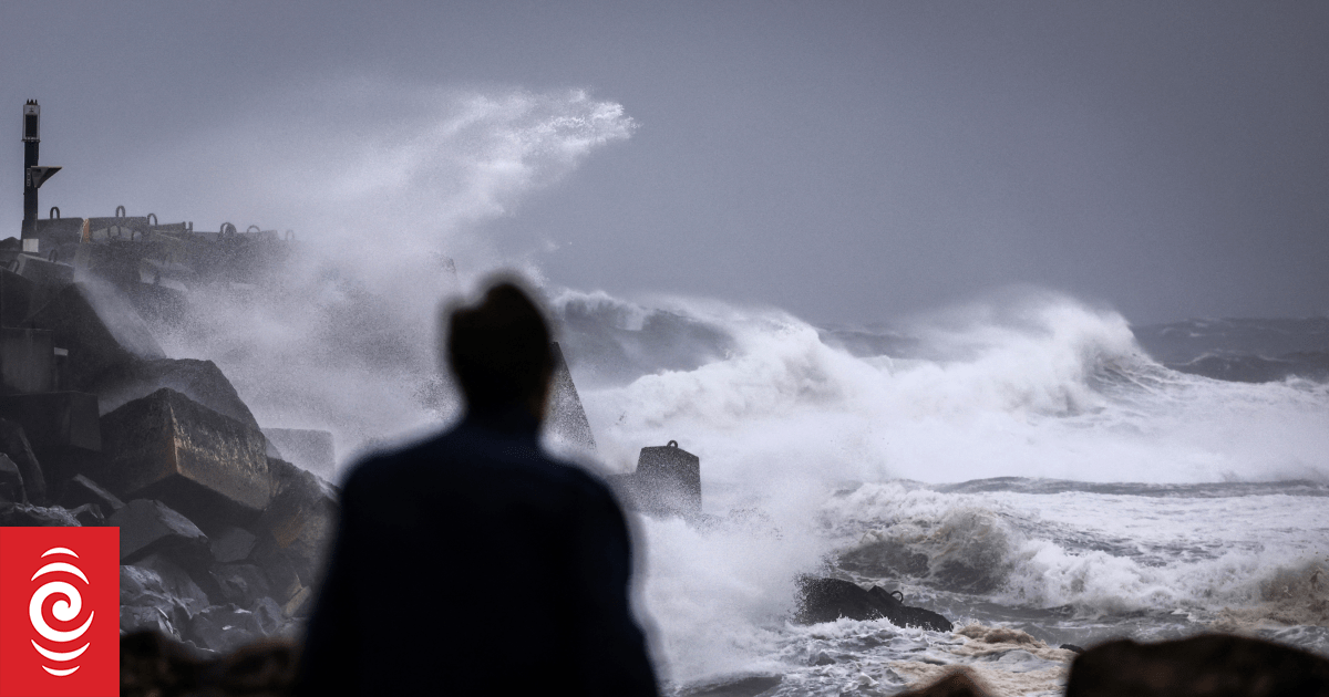 Tropical Cyclone Alfred could hit 'in the middle of the night' Thursday ...