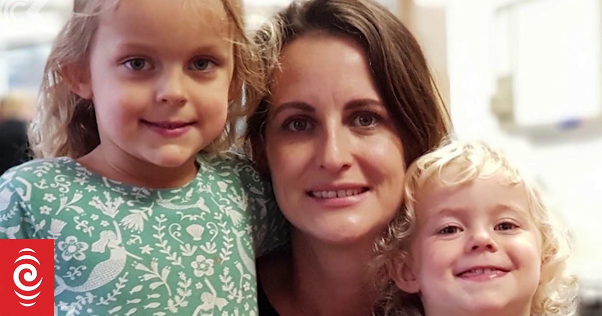 Parents, nurses and PM celebrate PlunketLine's 25th birthday | RNZ