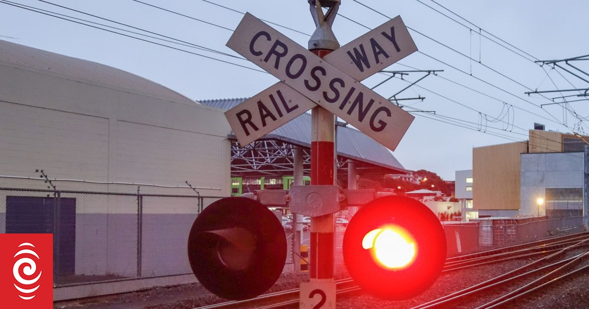 Two people injured after car collides with train in Invercargill | RNZ News Two people injured after car collides with train in Invercargill | RNZ News