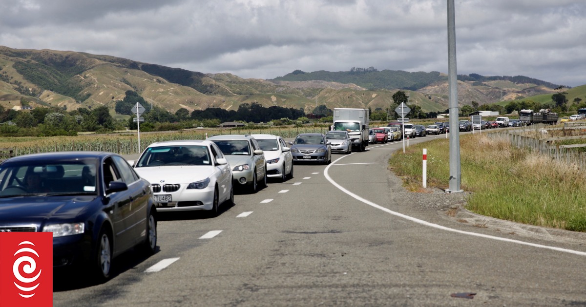 SH1 re-opens after three hour closure | RNZ News