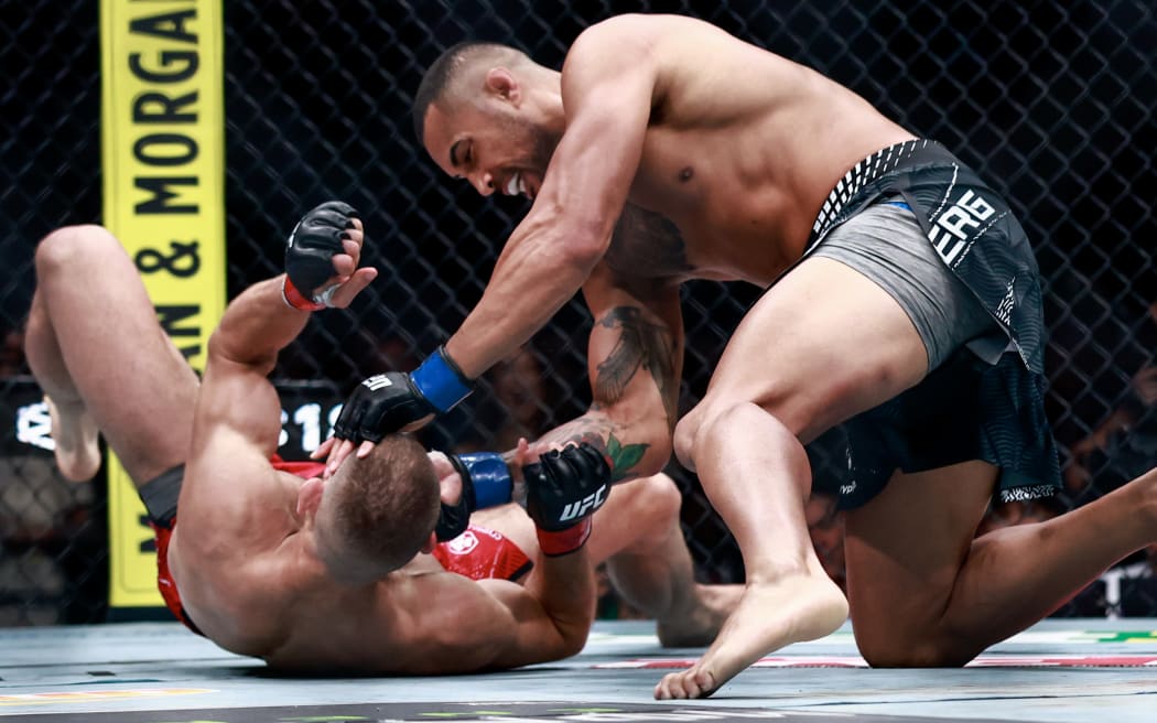One-legged Carlos Ulberg wins UFC light-heavyweight title by miracle ...