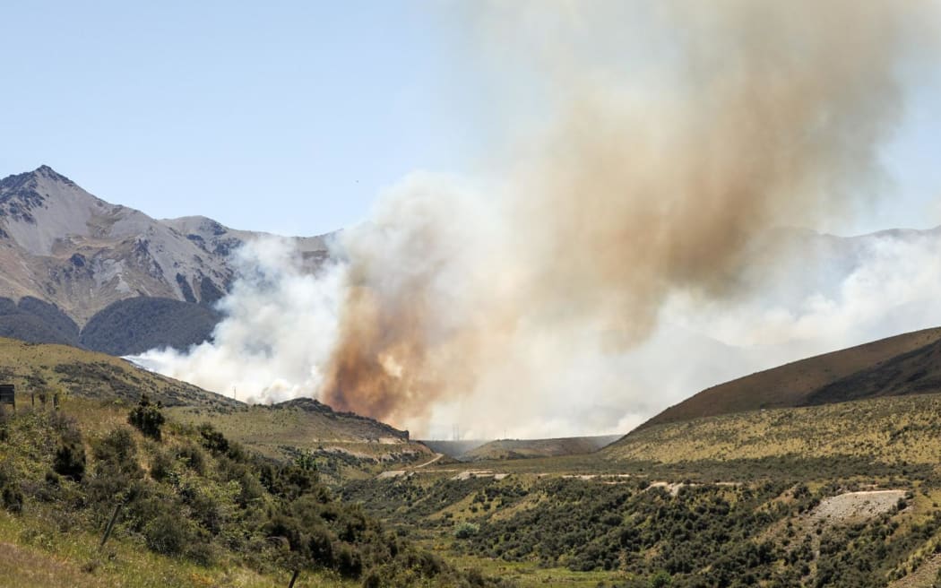 Castle Hill fire remains too difficult to contain | RNZ News