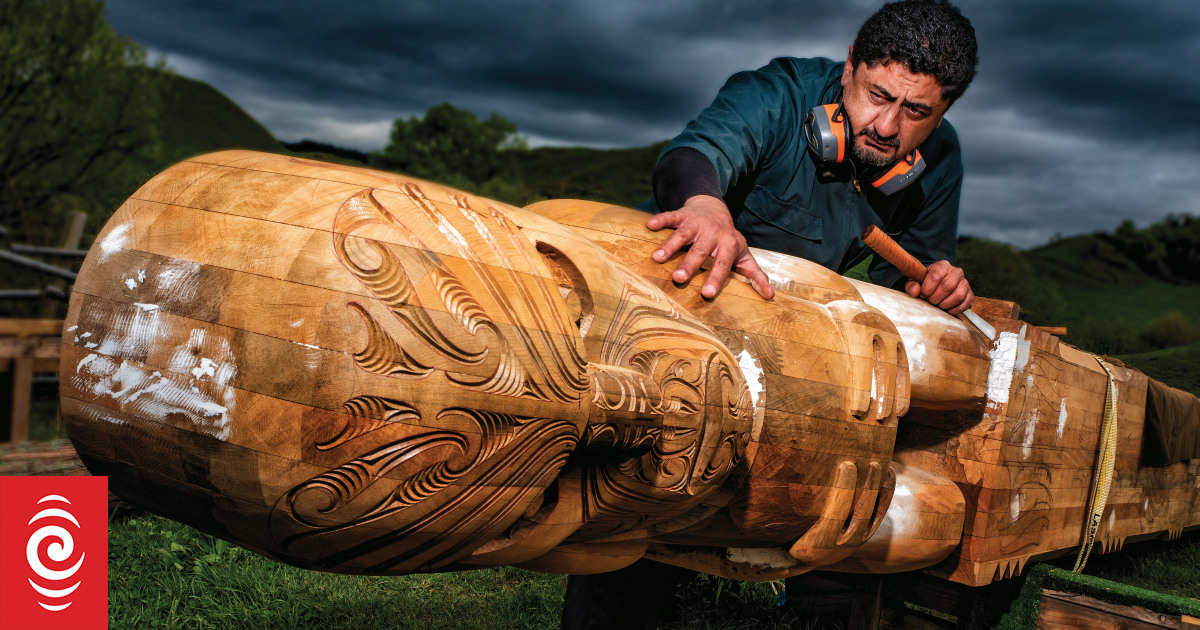 Carver again shapes landmark pouwhenua | RNZ News