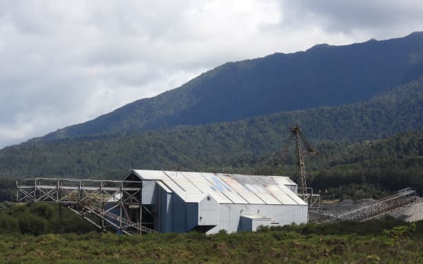 Secrecy surrounds council dredge deal discussion | RNZ