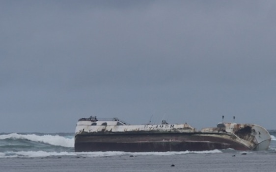 Weather hampers vessel salvage in American Samoa | RNZ News