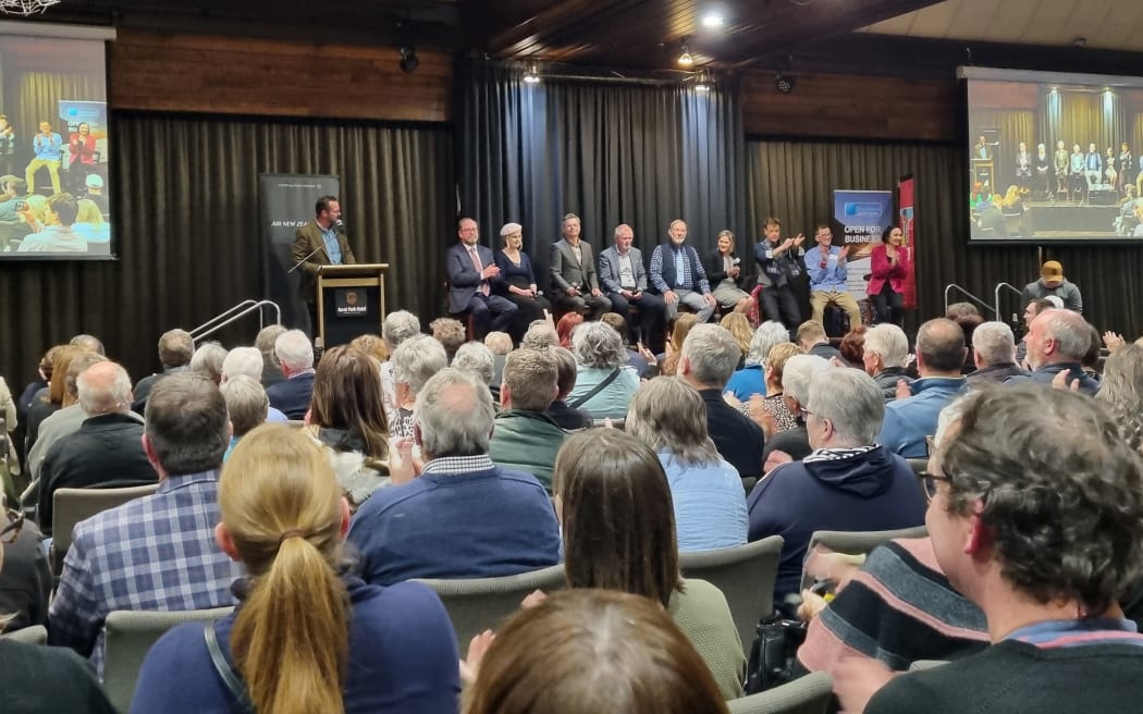 Sir Tim Shadbolt no-show at Invercargill mayoral debate | RNZ News