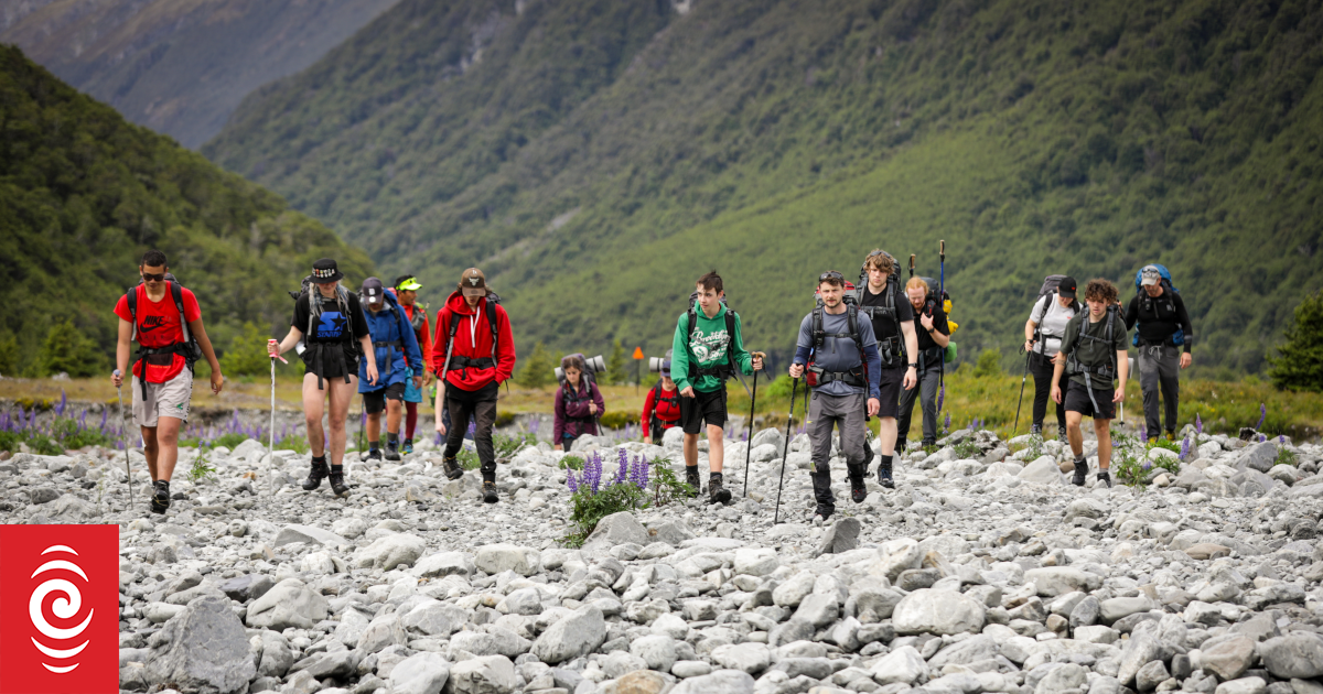 At risk youths build confidence on outdoor adventure expedition | RNZ News