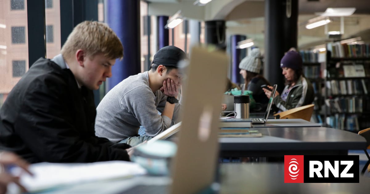 Education providers hit by drop in new Chinese students | RNZ