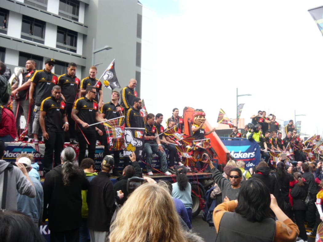 Thousands welcome Chiefs in Hamilton | RNZ News