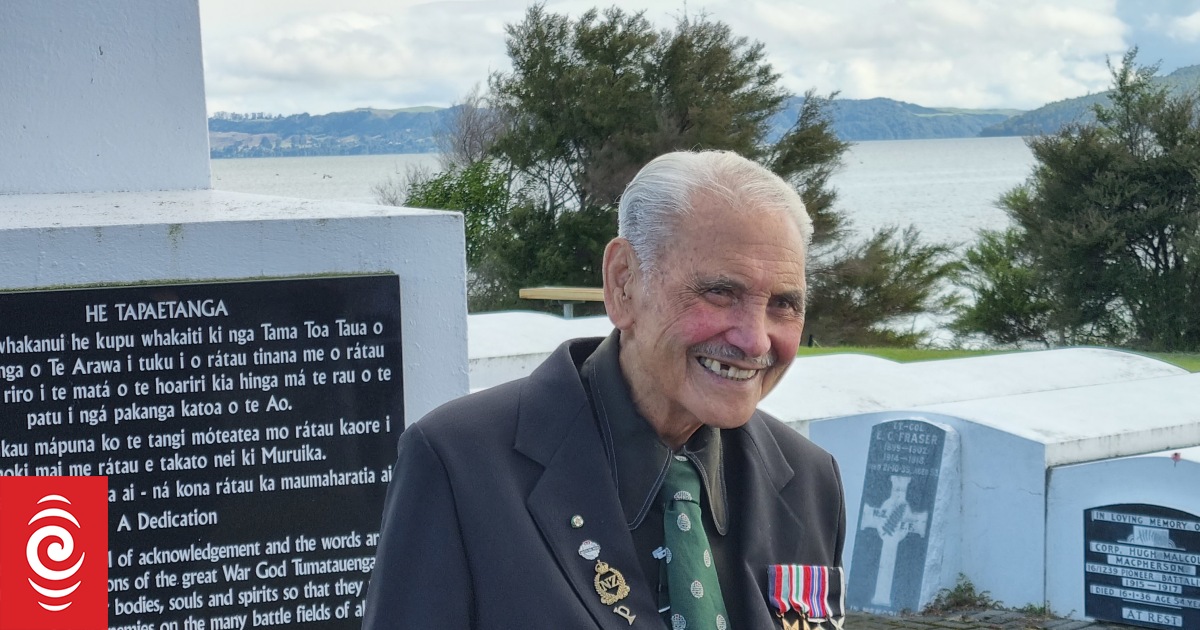 Sir Robert Gillies accepts honour for the 28th Battalion | RNZ