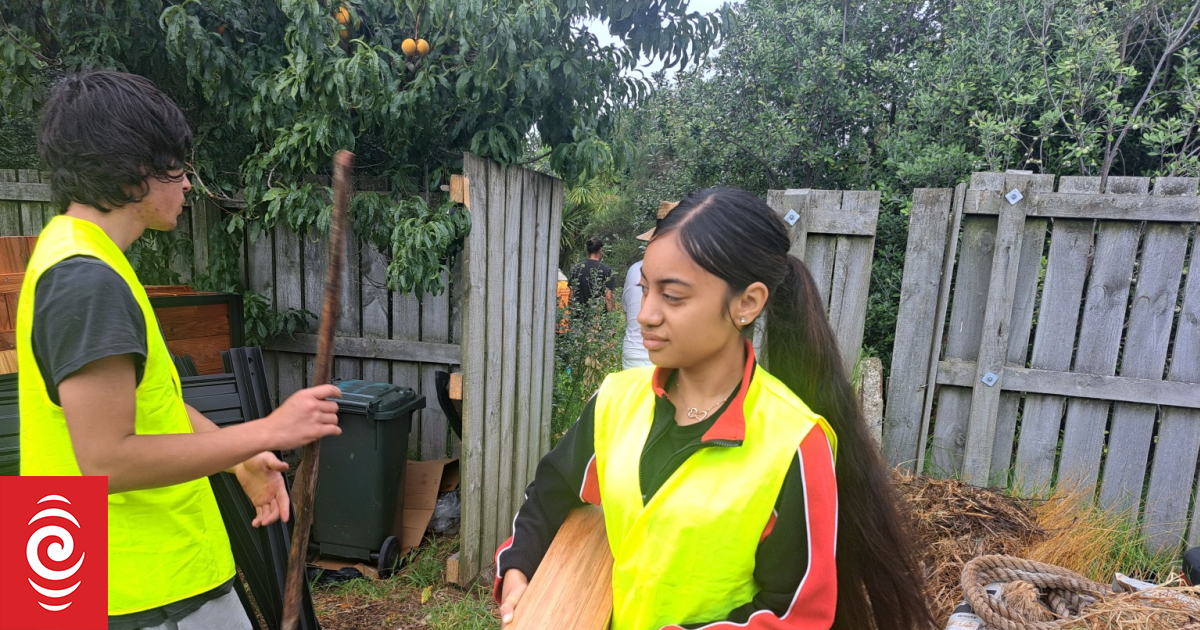 Students learning new skills at the Māngere enviro-hub | RNZ News
