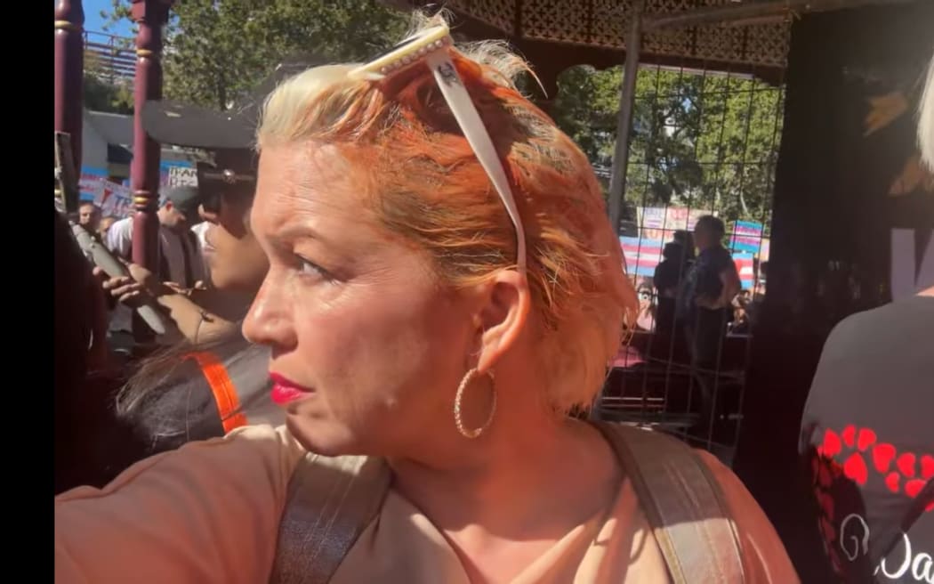 Photo essay: How the Posie Parker rally unravelled in Auckland | RNZ News