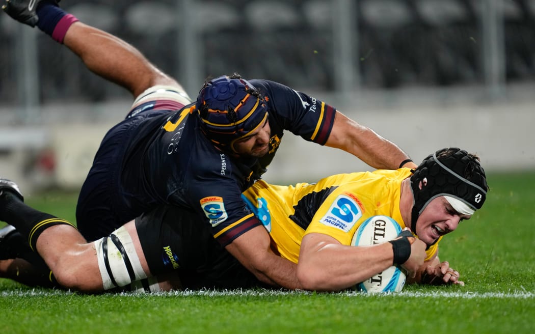 Hurricanes nail home Super Rugby quarterfinal with big win over ...