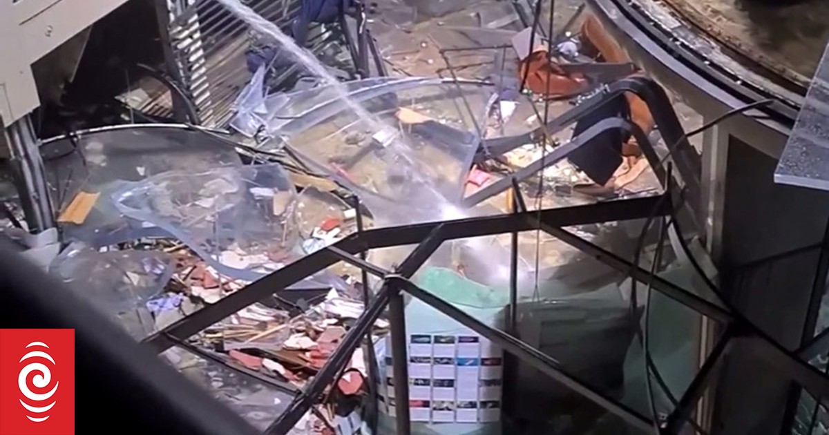 giant fish tank explodes