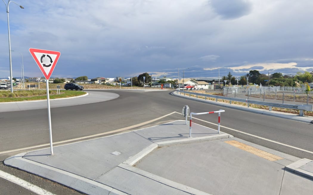 Truck rolls in Napier, blocking highway | RNZ News