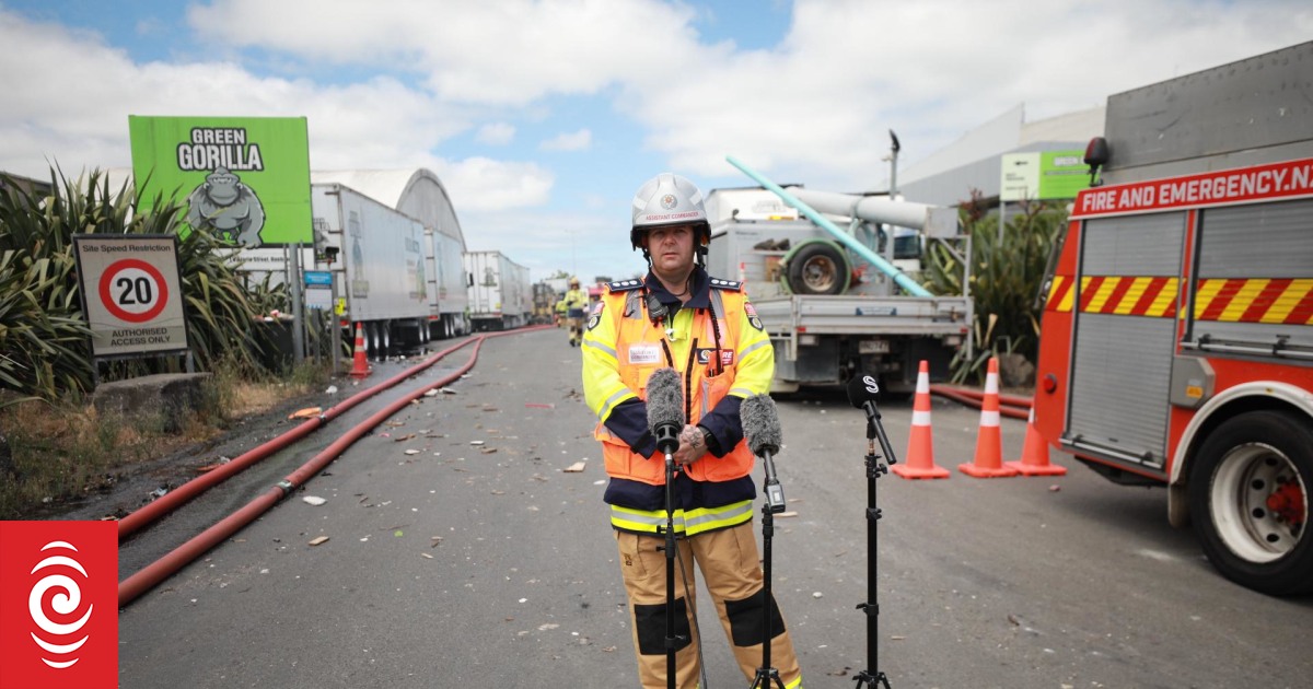 Firefighters remain on scene at Onehunga fire | RNZ