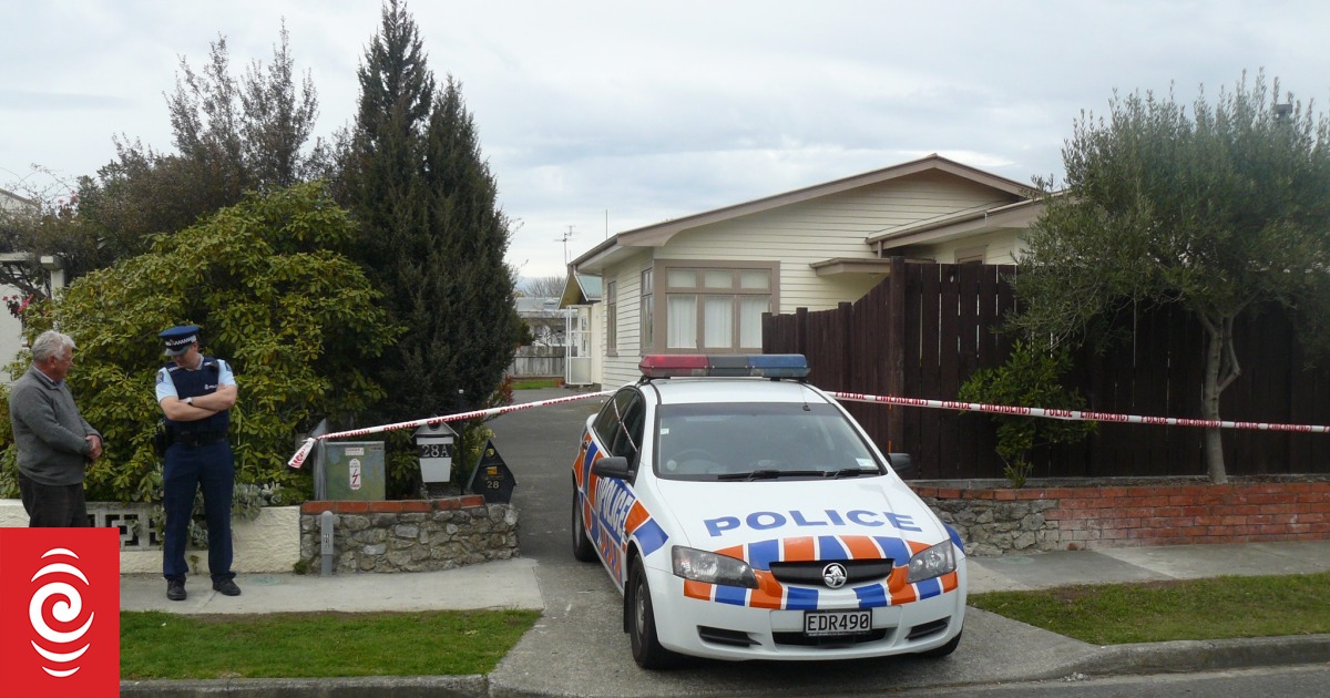 Napier bomb threat ends with surrender | RNZ News