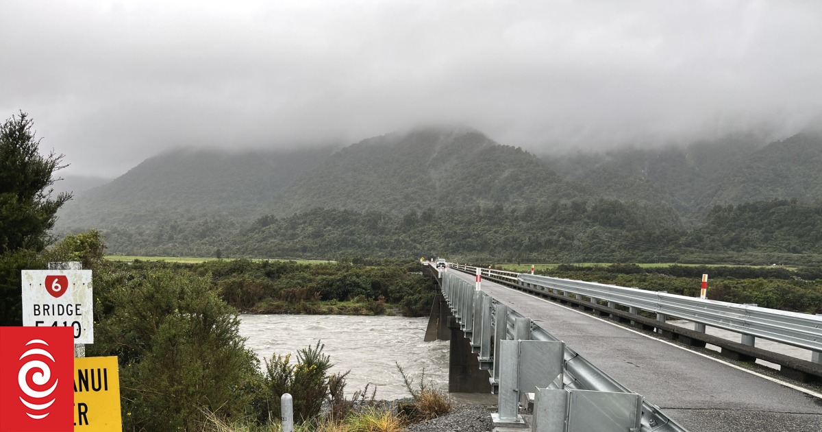 Hari Hari river threat ‘a pretty bad sort of situation’ | RNZ News