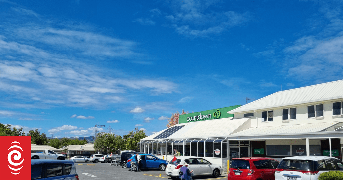 Tauranga locals surprised by decision to close supermarket | RNZ News