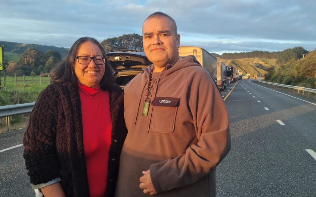 Motorists enjoy the wait as convoys continue through Awakino Gorge ...