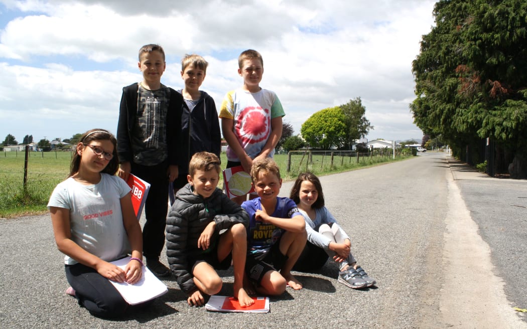Kids campaign creates 40km/h speed limit outside school | RNZ News