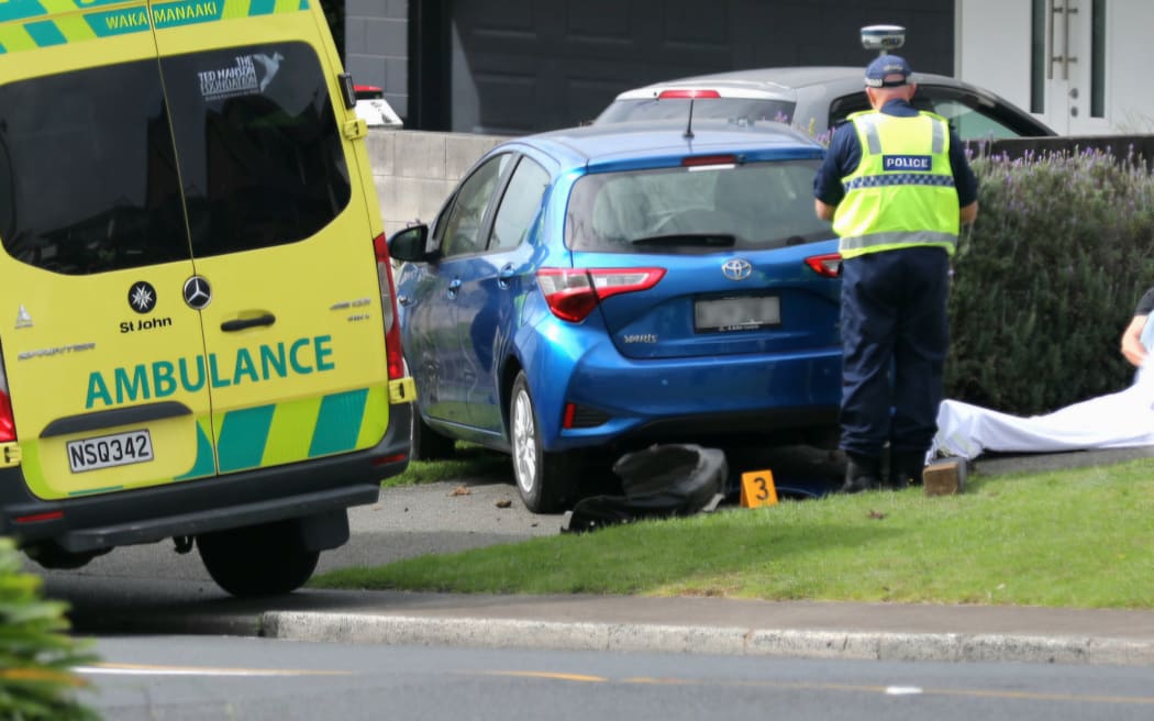 One dead after car crashes into hedge in Auckland's Stanmore Bay | RNZ News