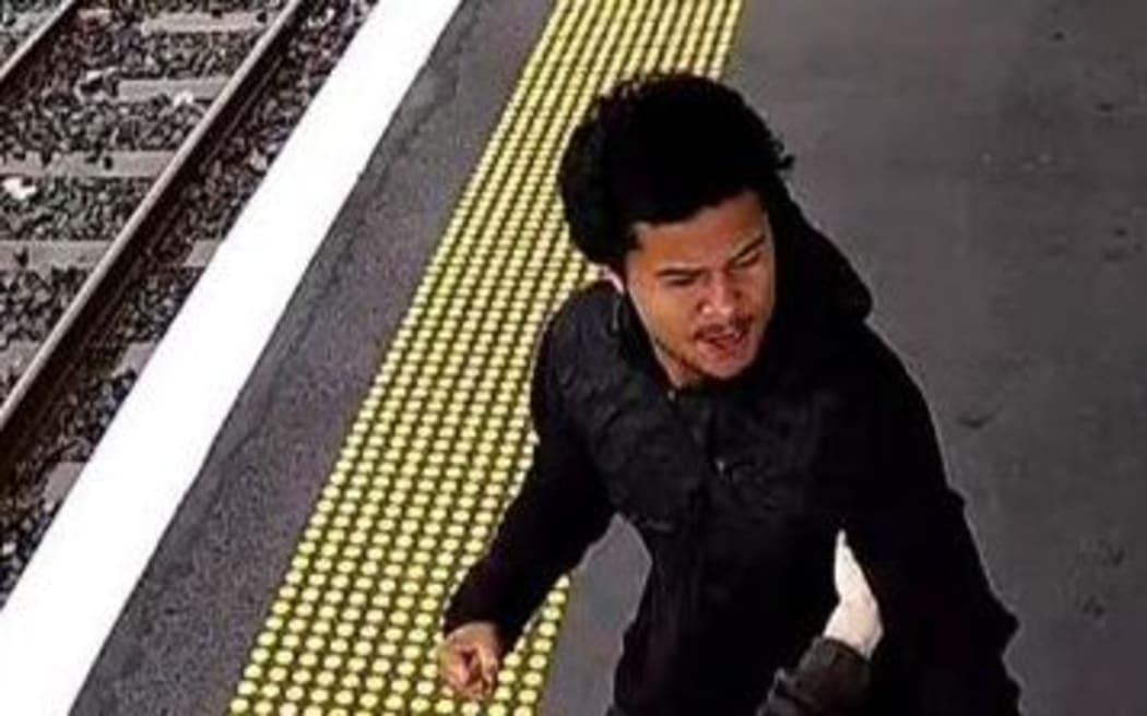 Man 'savagely beaten' at Ōnehunga train station | RNZ News