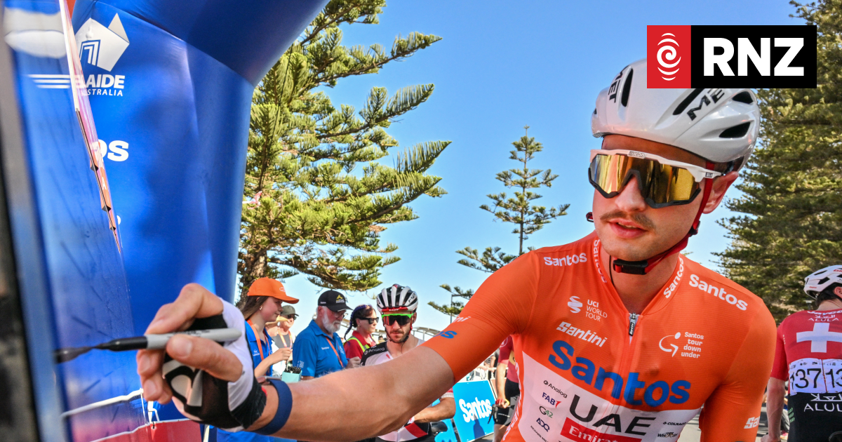 Cyclist Jay Vine recovers from kangaroo collision to win Tour | RNZ News