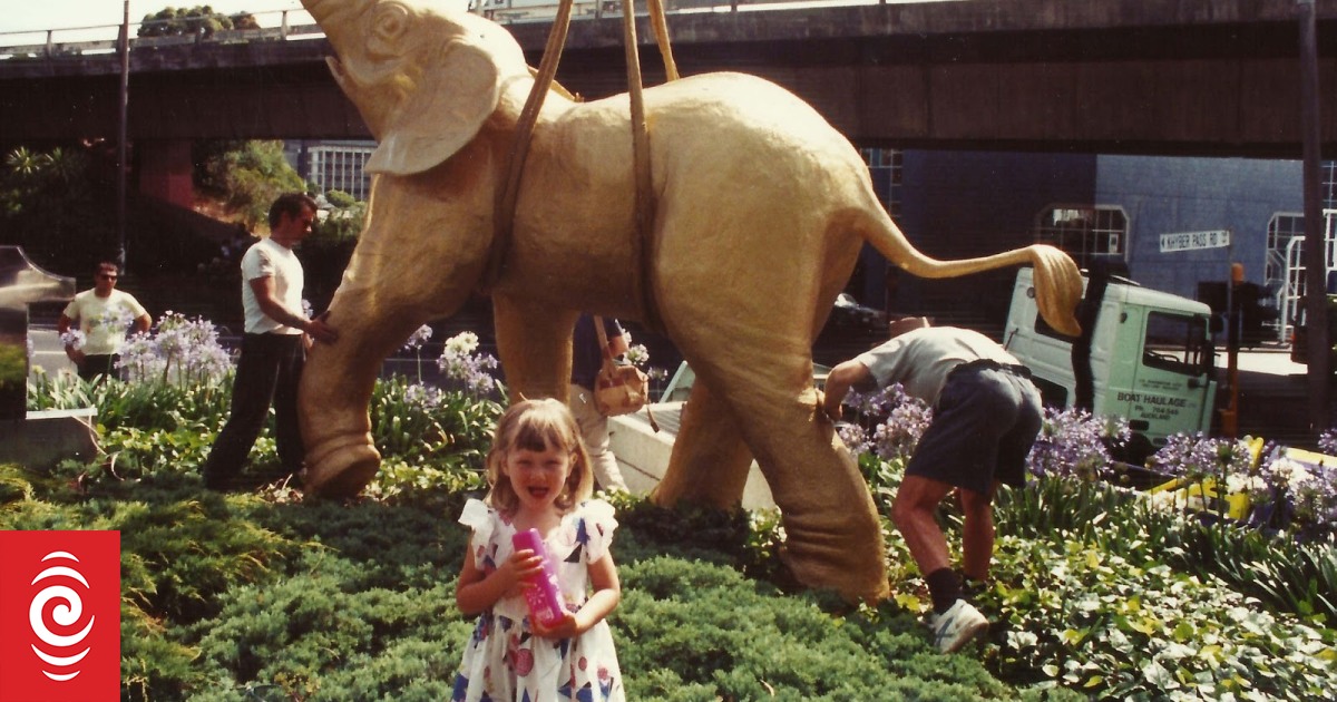 Well-known Auckland red elephant finds new home in sea-side town | RNZ News
