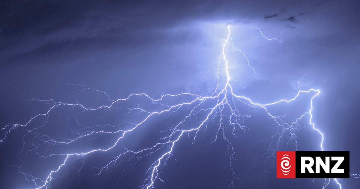 Huge sequence of lightning in Fiordland, Southland | RNZ