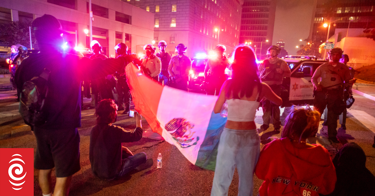 Los Angeles police order immigration protesters downtown to go home ...