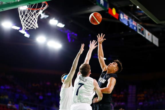 Five medals on day four puts NZ to sixth on medal table | RNZ News