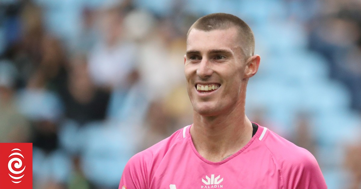 Phoenix win despite loss of players | RNZ News