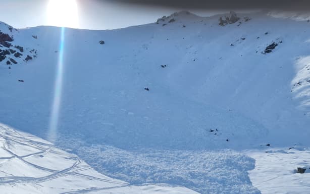 Avalanche near-misses prompt warning for backcountry skiers | RNZ